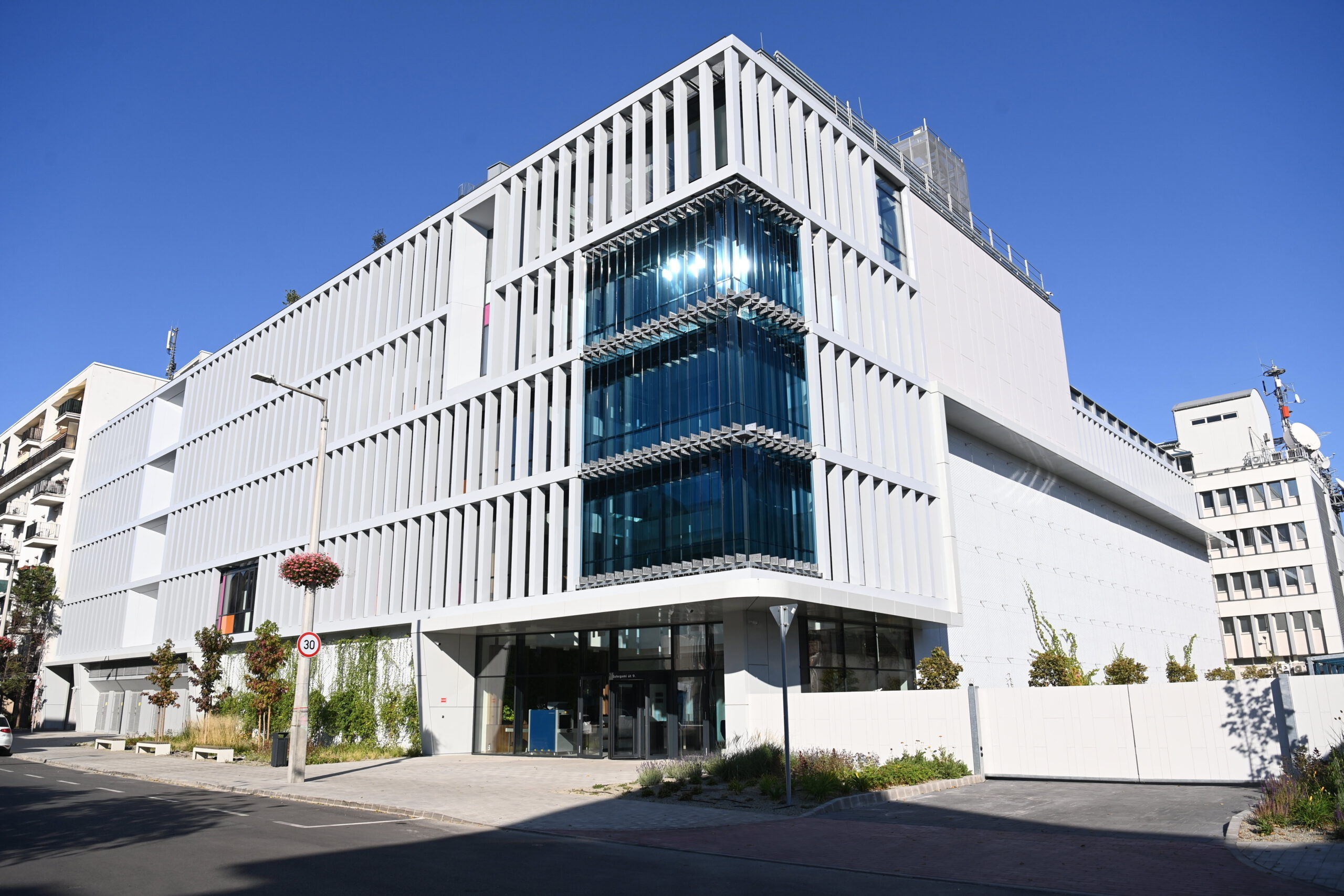 Átadták a Nemzeti Média- és Hírközlési Hatóság új mérési ...